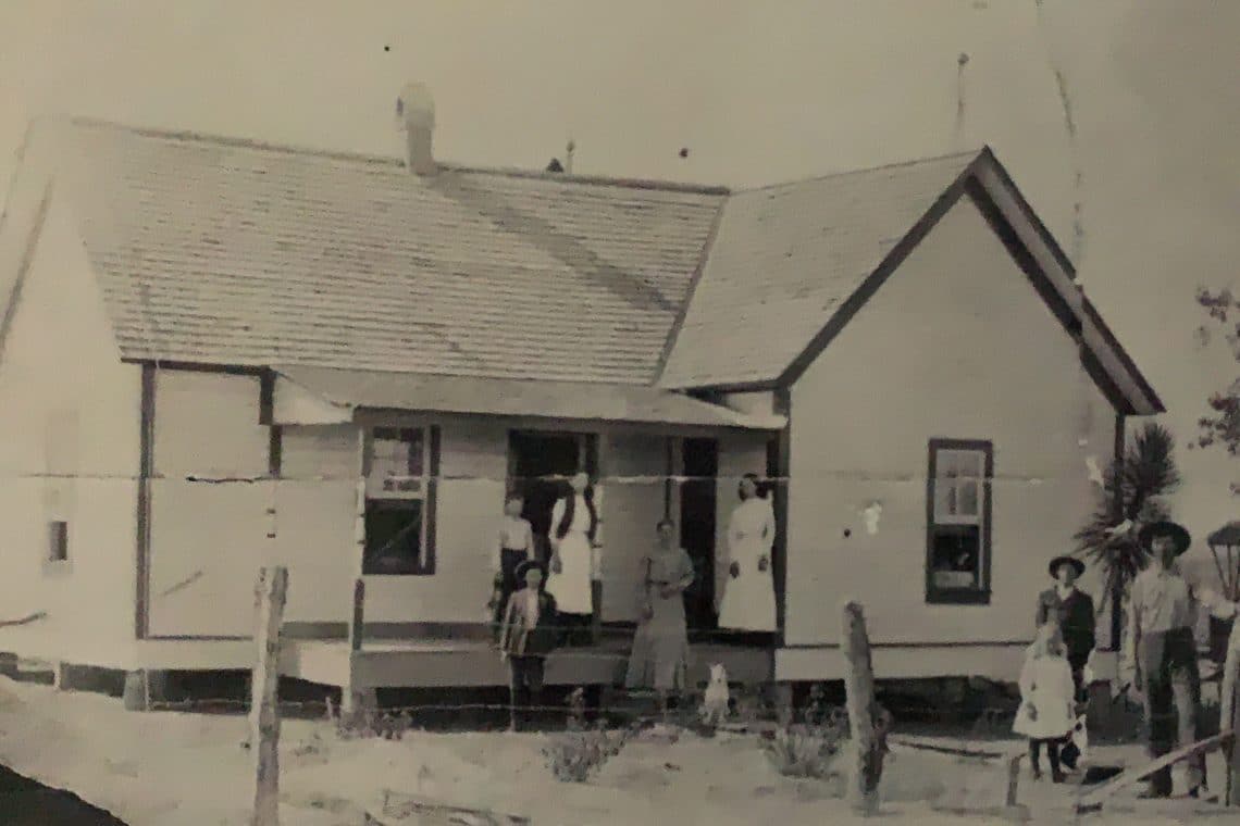 The 3 Best Apps for Scanning Old Photos and Records on the Go