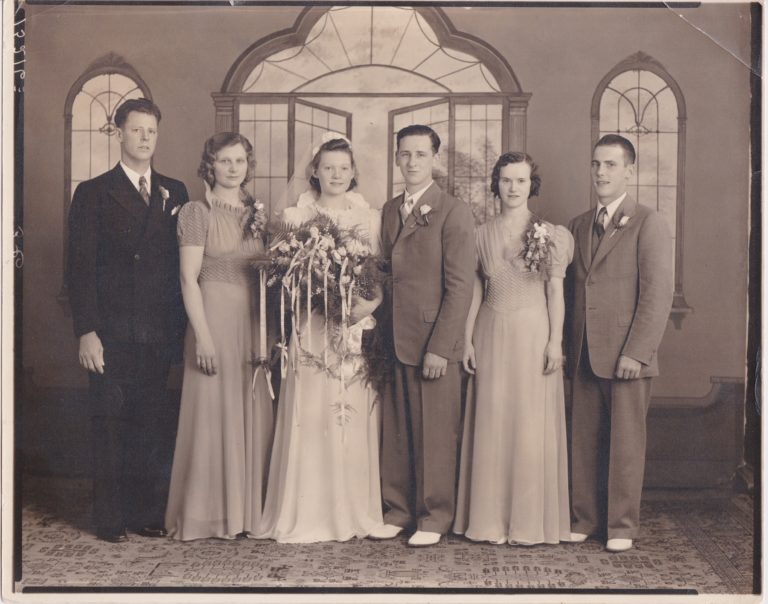 4 Simple Steps to Help You Decipher Old Family Photos